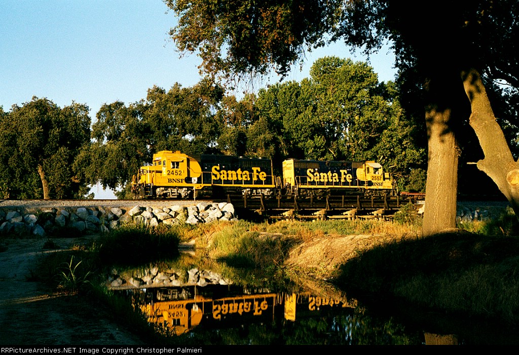 BNSF 2452 and BNSF 2557